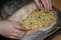 Kuracia roláda s pečivovou plnkou • Recept | svetvomne.sk
